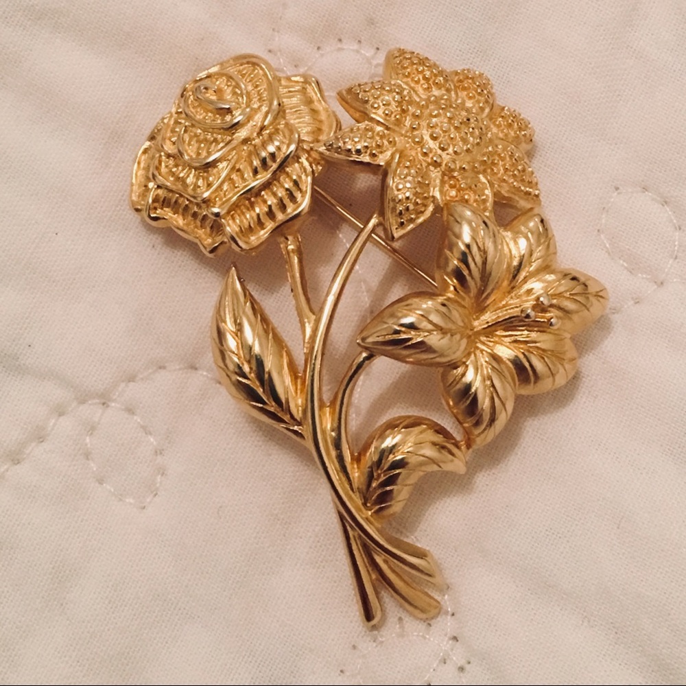 Monet Gold Color Flower Bouquet Brooch - Gem